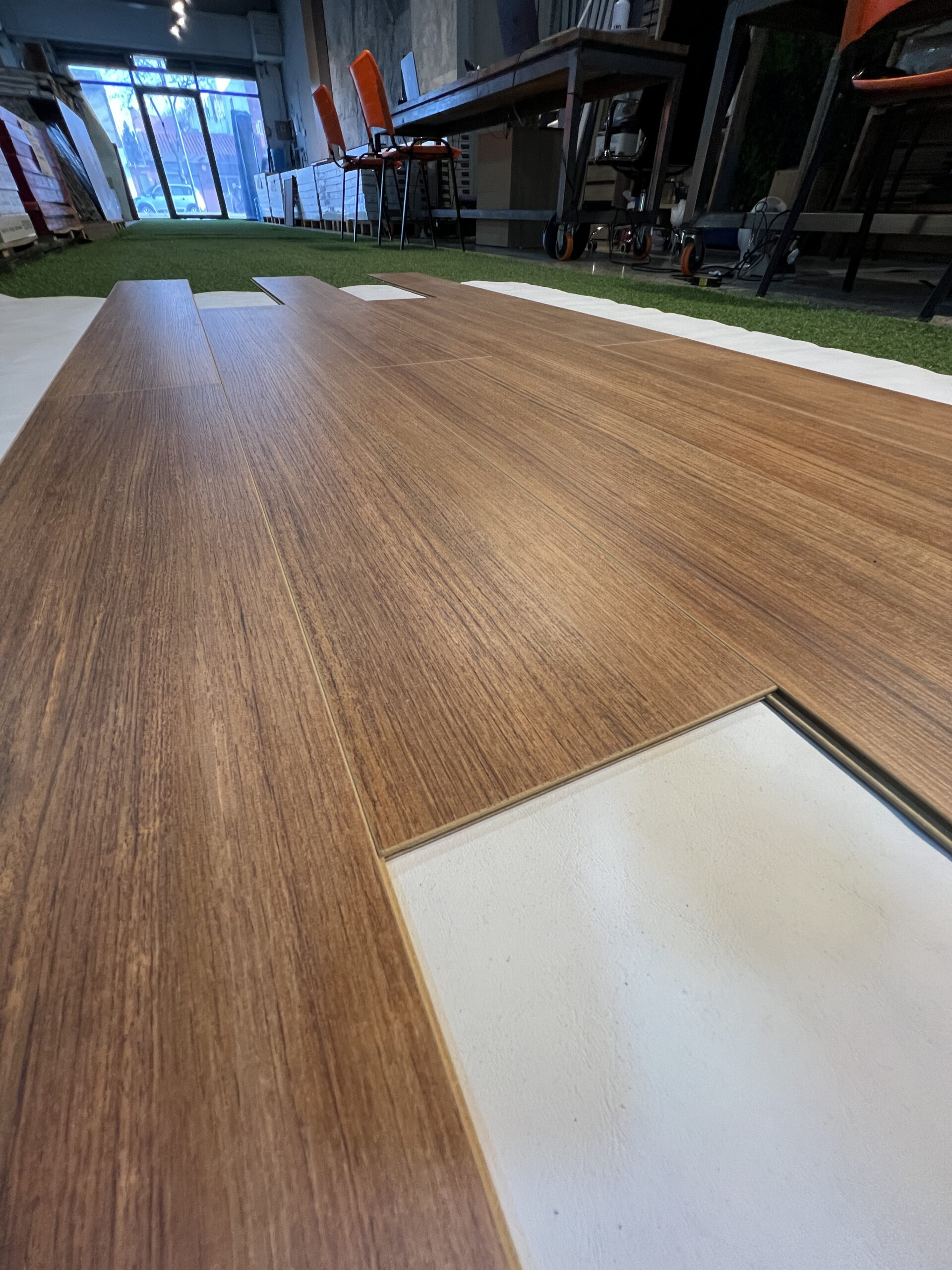 PISO FLOTANTE HDF “TEAK” 8MM – Rosmader Pisos